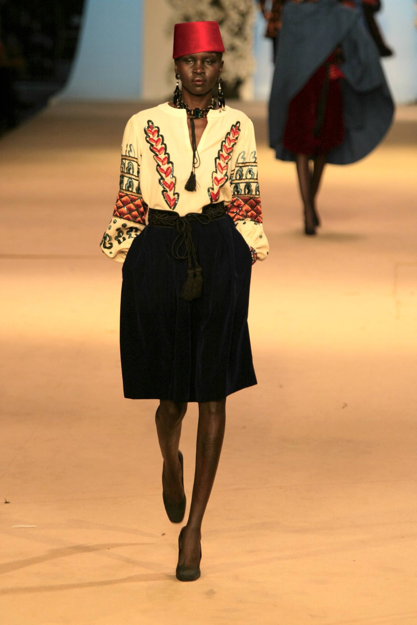 Ie traditionala romaneasca: o piesa vestimentara mereu la moda