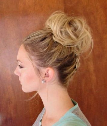 Coafuri pentru par mediu cu bucle: modele cu poze 2023