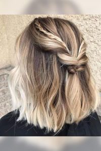 Coafuri pentru par mediu cu bucle: modele cu poze 2023