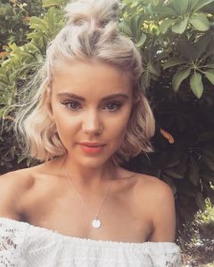 Coafuri pentru par mediu cu bucle: modele cu poze 2023