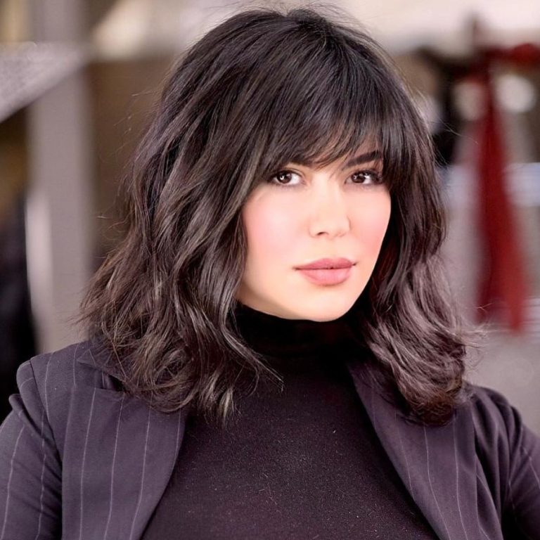 Coafuri pentru par mediu cu bucle: modele cu poze 2023